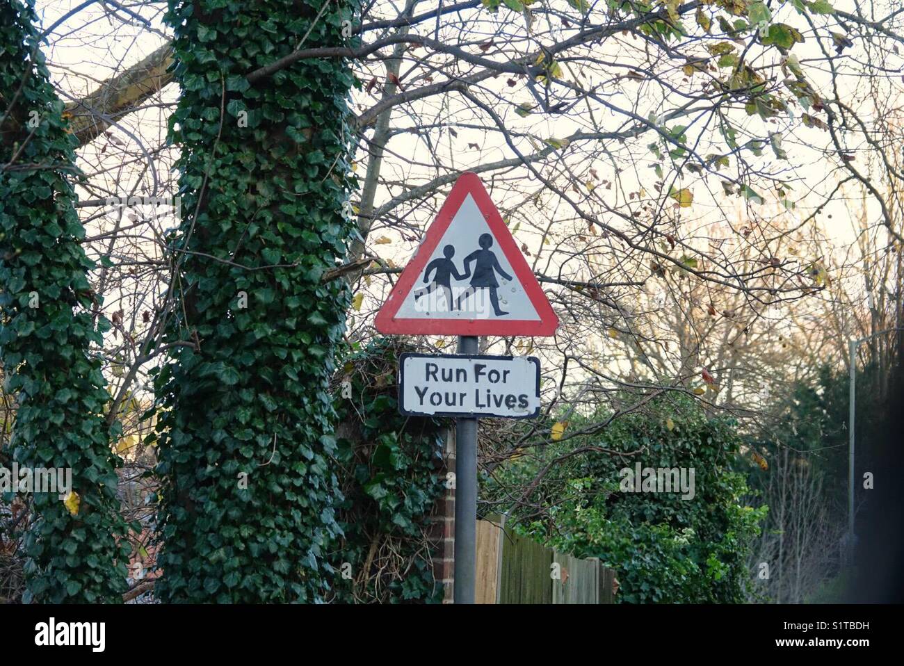 Children crossing road sign hi-res stock photography and images - Alamy