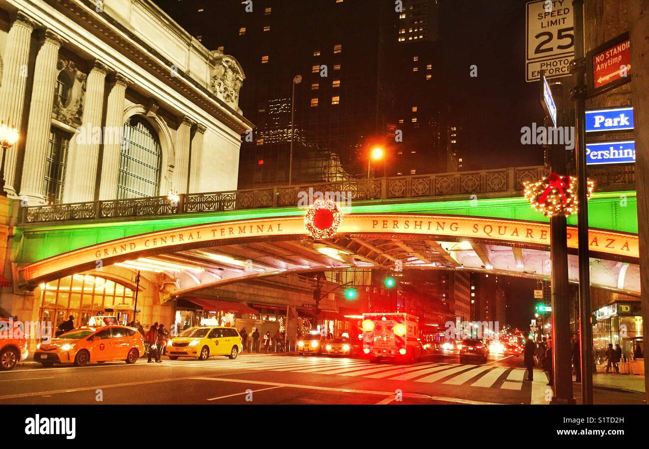 Pershing square plaza bridge lit for christmas hi-res stock photography ...