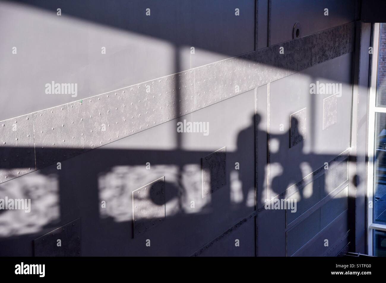 Shadow wall. Shadows of a couple on the wall Stock Photo - Alamy