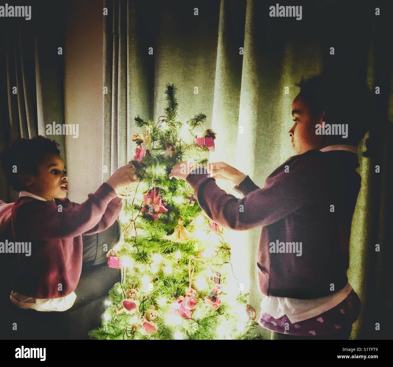 Children decorating their Christmas tree Stock Photo - Alamy