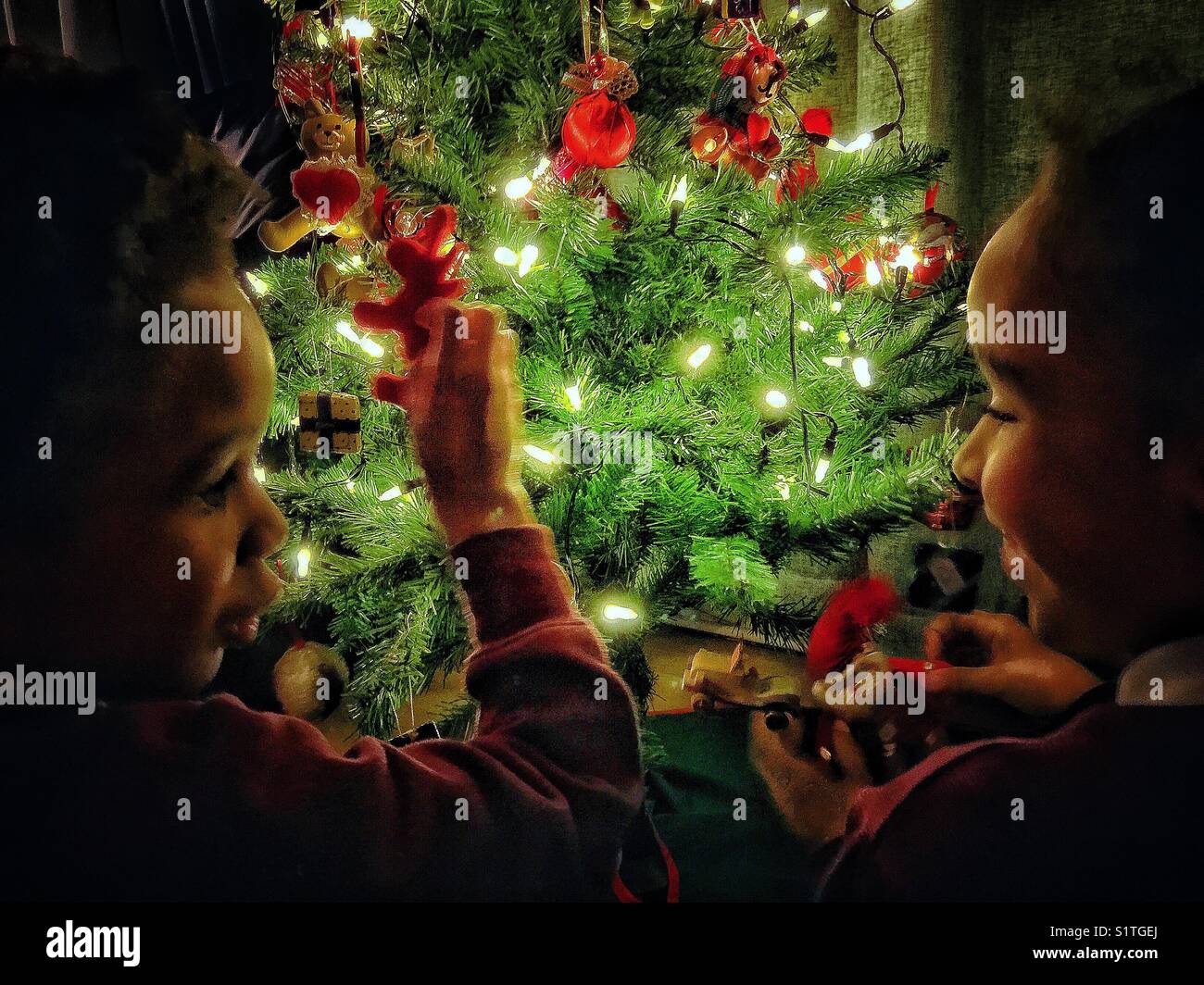 Children decorating a Christmas tree Stock Photo - Alamy