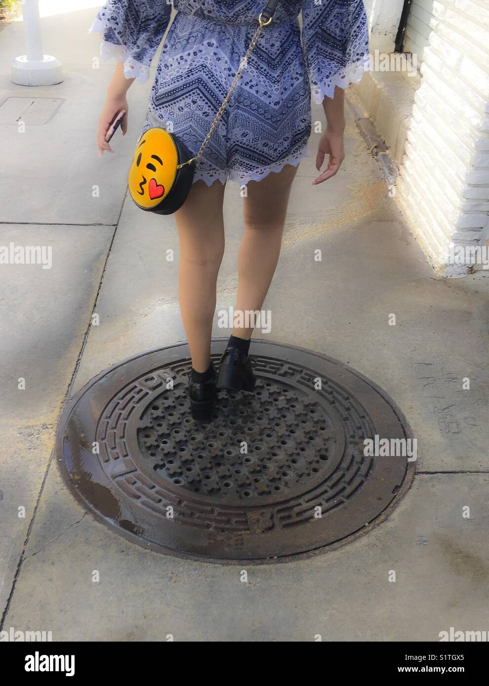 Sending kiss emoji hi-res stock photography and images - Alamy