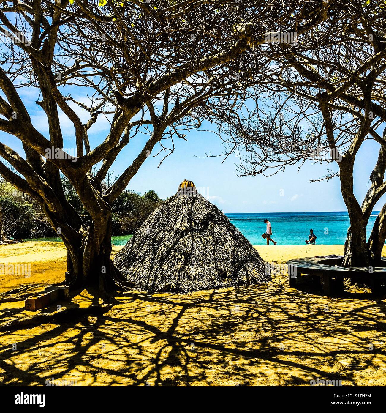 Straw hut on beach hi-res stock photography and images - Alamy