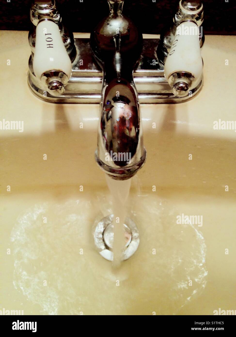 Faucet running water hi-res stock photography and images - Alamy