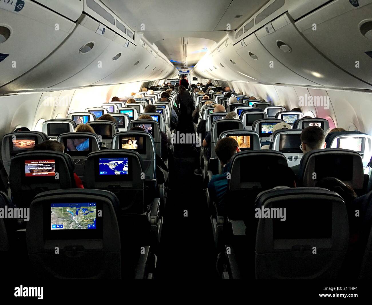Commercial flight hi-res stock photography and images - Alamy