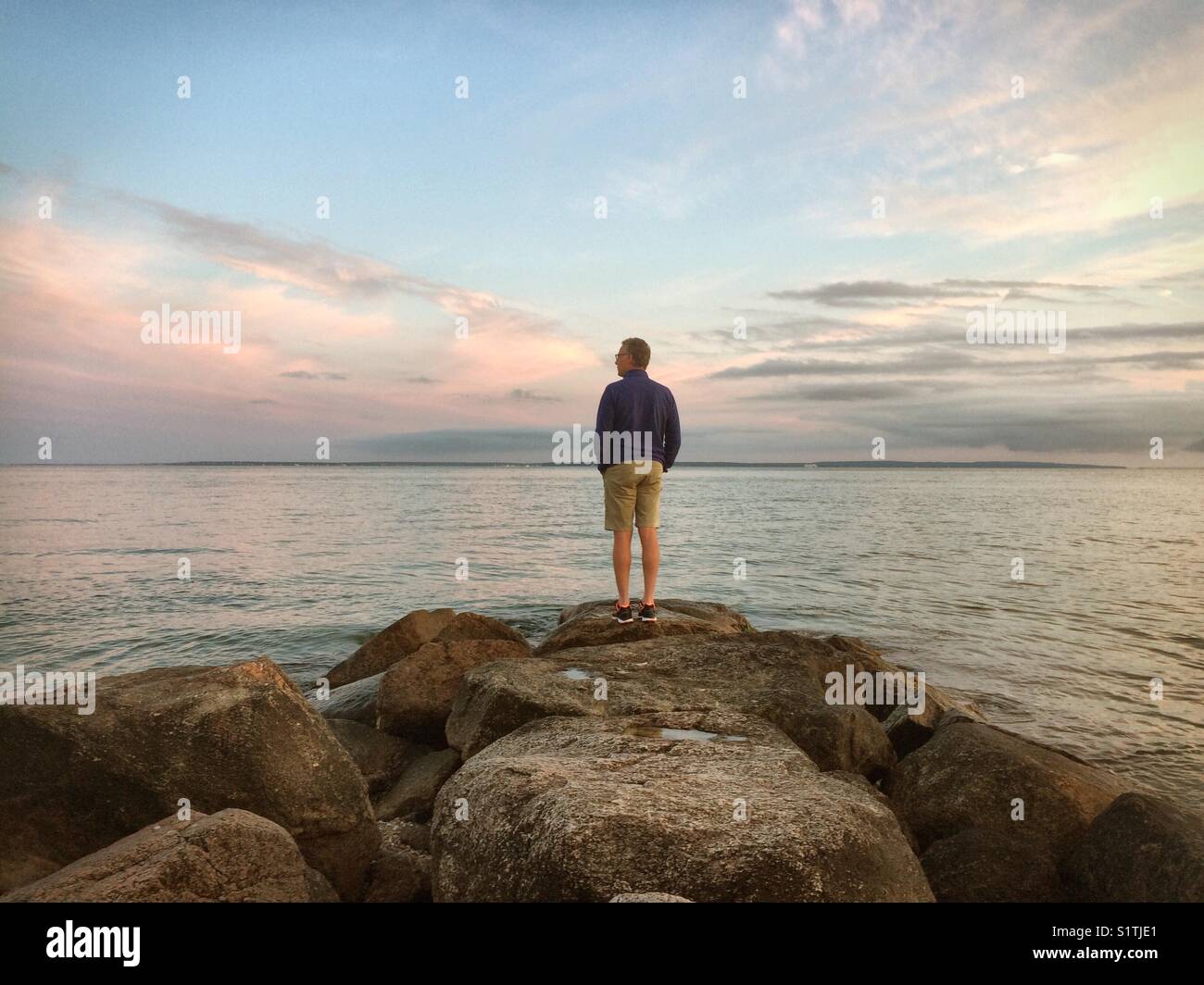 Man looking ocean hi-res stock photography and images - Alamy