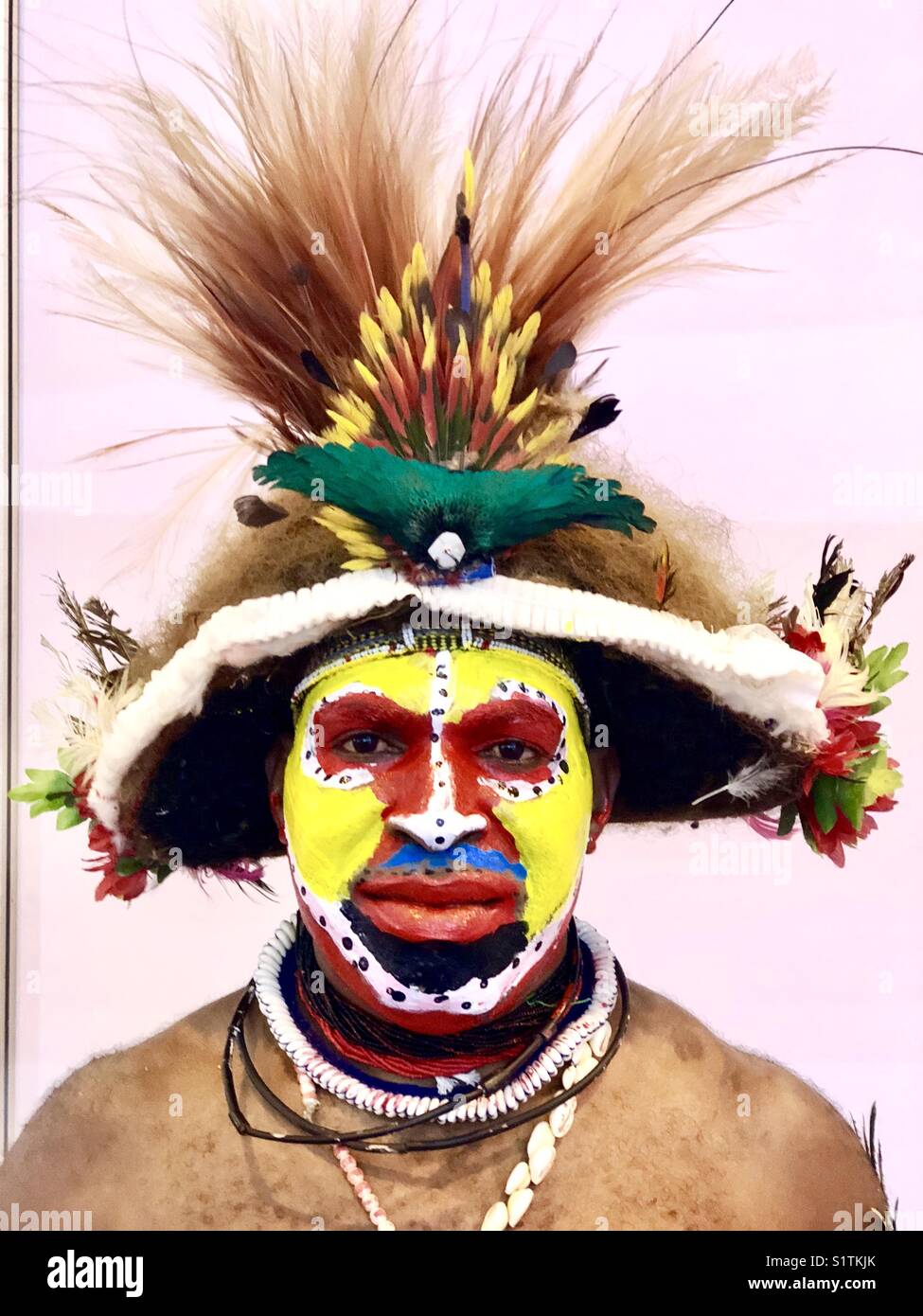 Papua new guinea man wearing hi-res stock photography and images - Alamy