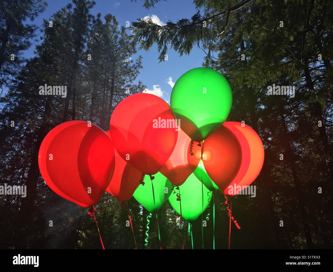 Green balloons hi-res stock photography and images - Alamy