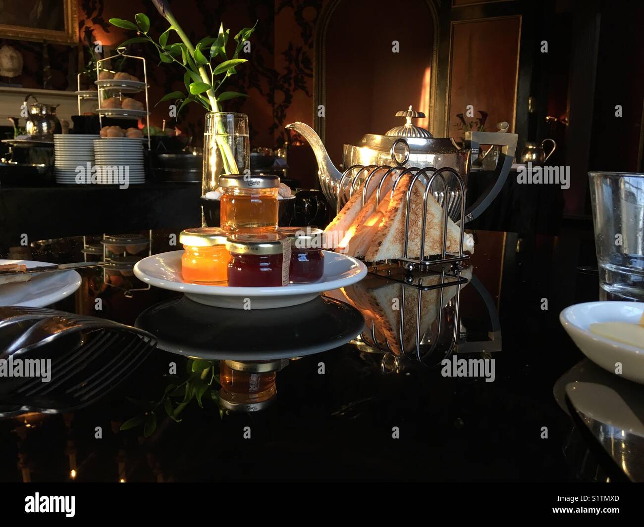 Silver service hi-res stock photography and images - Alamy