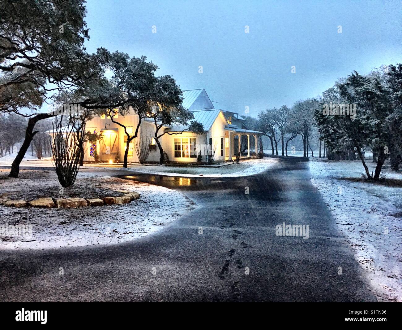 Farmhouse in snow hi-res stock photography and images - Alamy