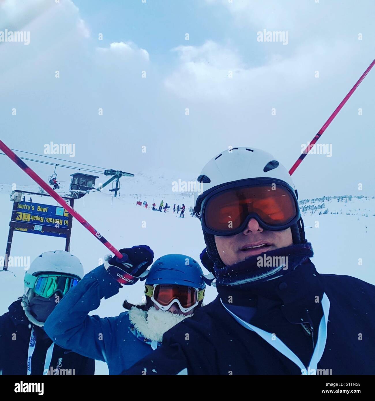 Skiing banff family hi-res stock photography and images - Alamy