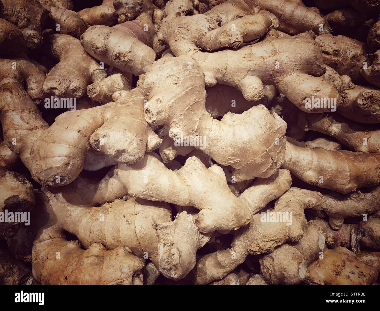 Pile of fresh ginger root pieces Stock Photo - Alamy