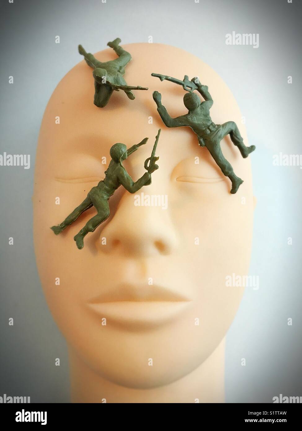 Plastic toy soldiers hi-res stock photography and images - Alamy