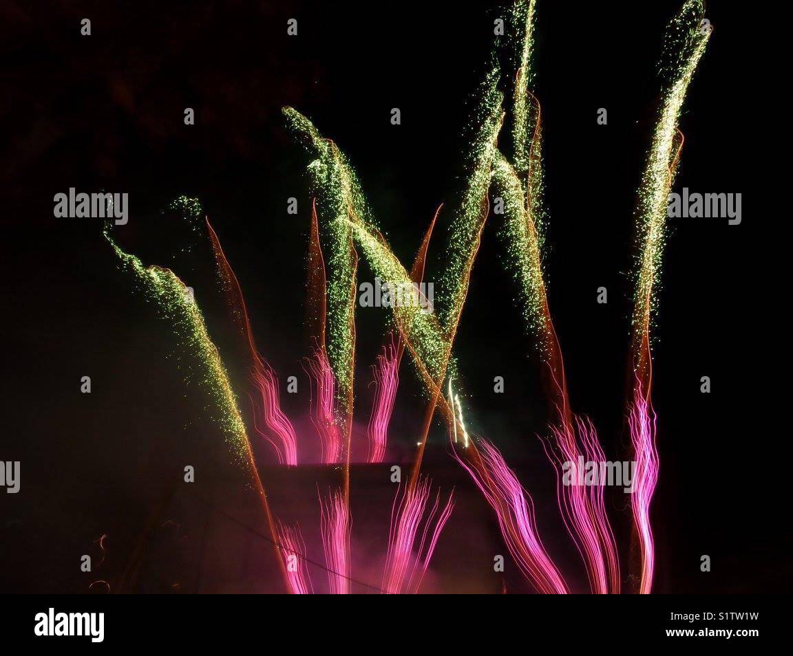 Fizz bang fireworks hi-res stock photography and images - Alamy