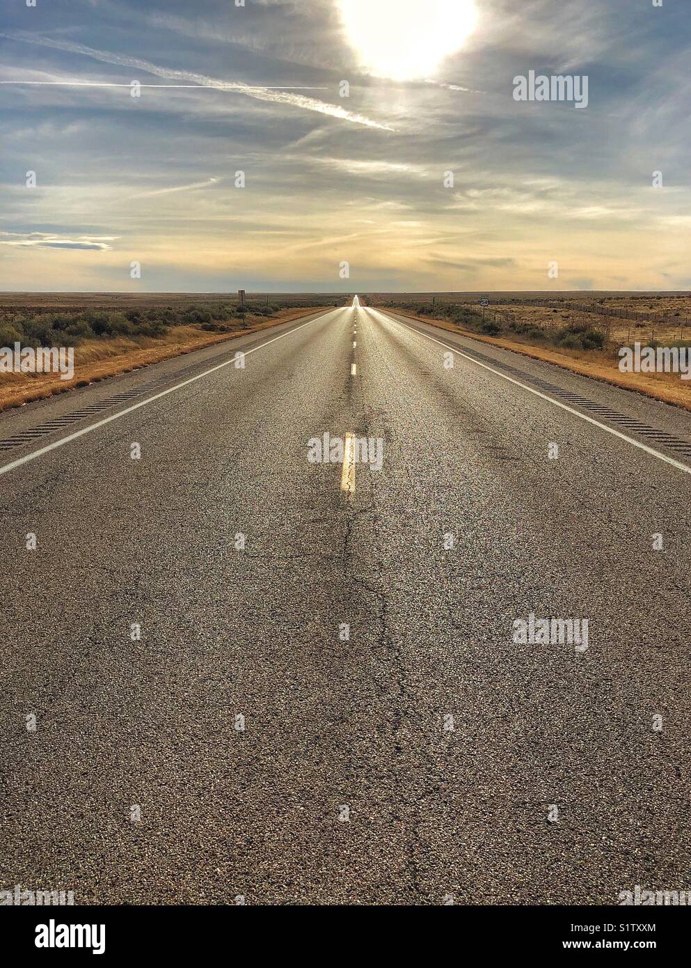 Road lines hi-res stock photography and images - Alamy