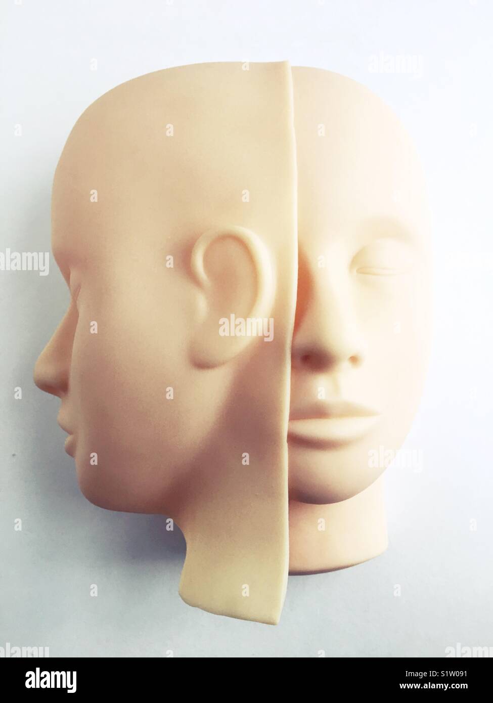 Two faces facing each other hi-res stock photography and images - Alamy