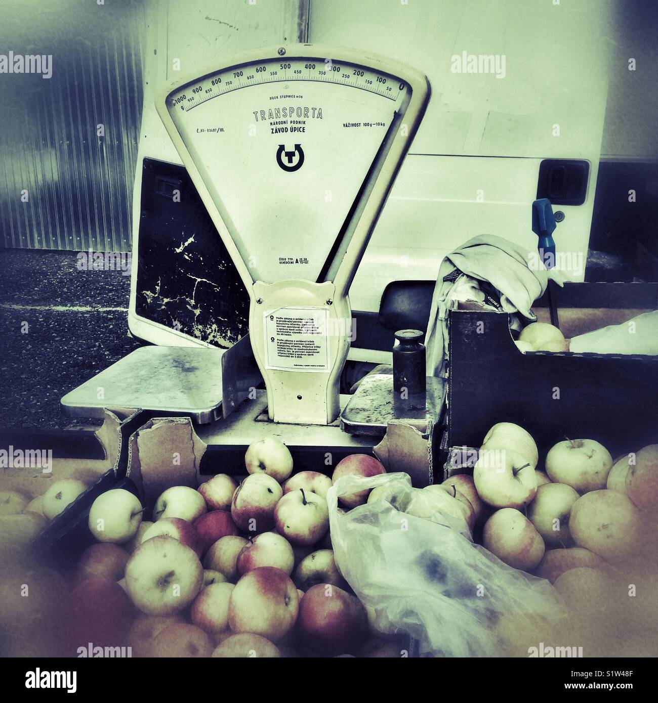 Apples weigh scale hi-res stock photography and images - Alamy