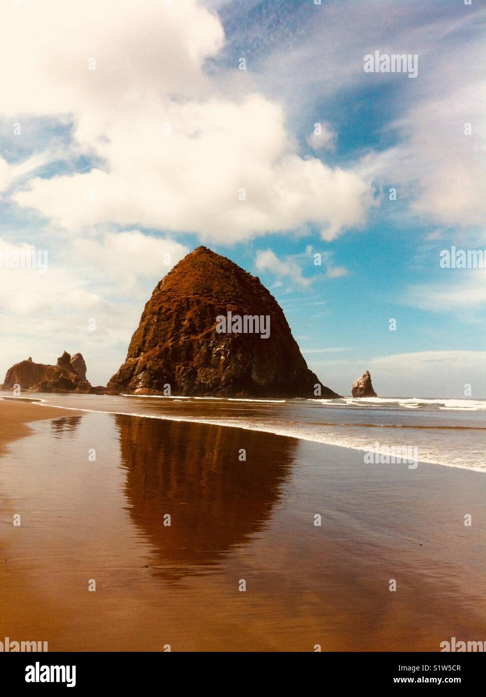 Canon beach haystack rock hi-res stock photography and images - Alamy