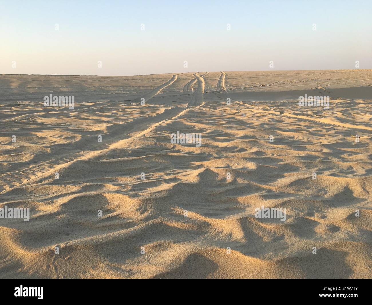 Qatar desert hi-res stock photography and images - Alamy