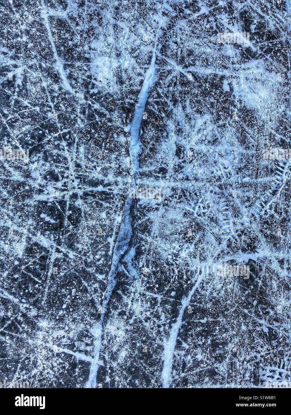 Patterns on frozen ice Stock Photo - Alamy