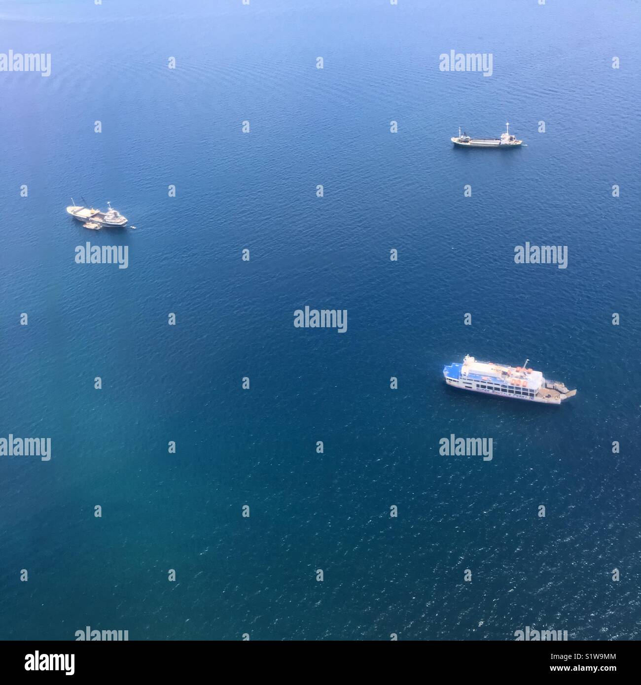Ships in the ocean hi-res stock photography and images - Alamy