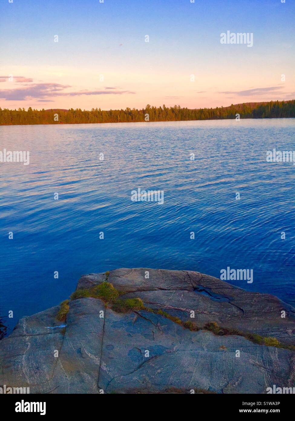 Grass rock outcrops lake hi-res stock photography and images - Alamy