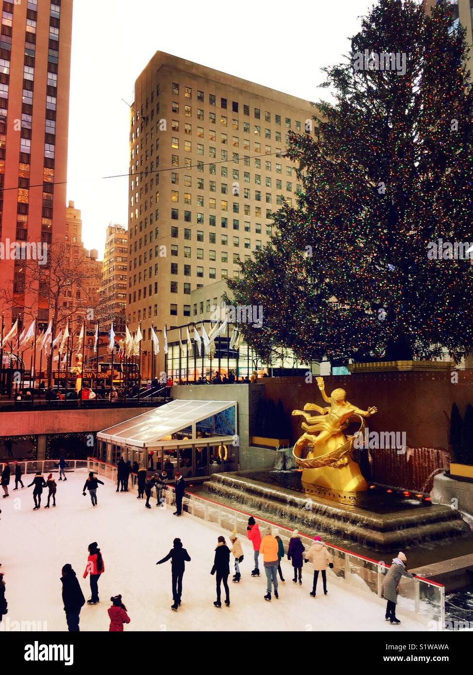 Wintertime at the skating rink in Rockefeller Center plaza, NYC, USA ...
