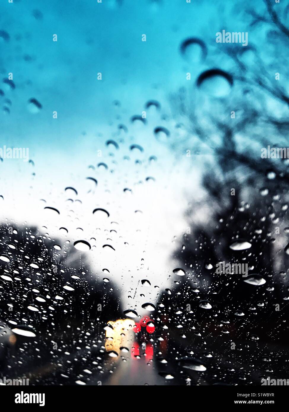 Rain droplets on windshield hi-res stock photography and images - Alamy