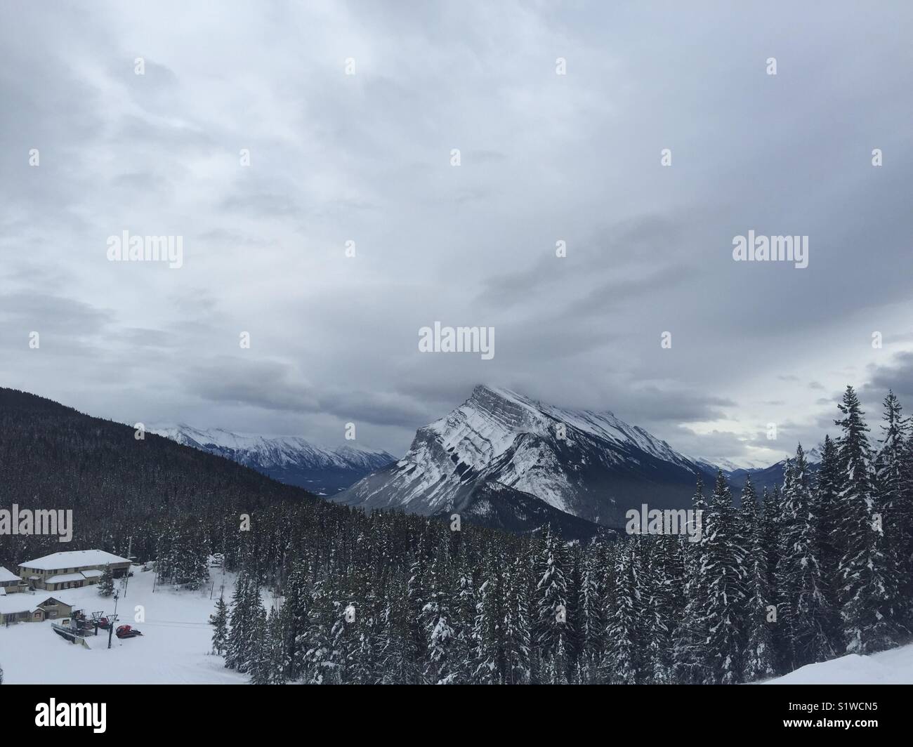 Cold grey winter sky hi-res stock photography and images - Alamy