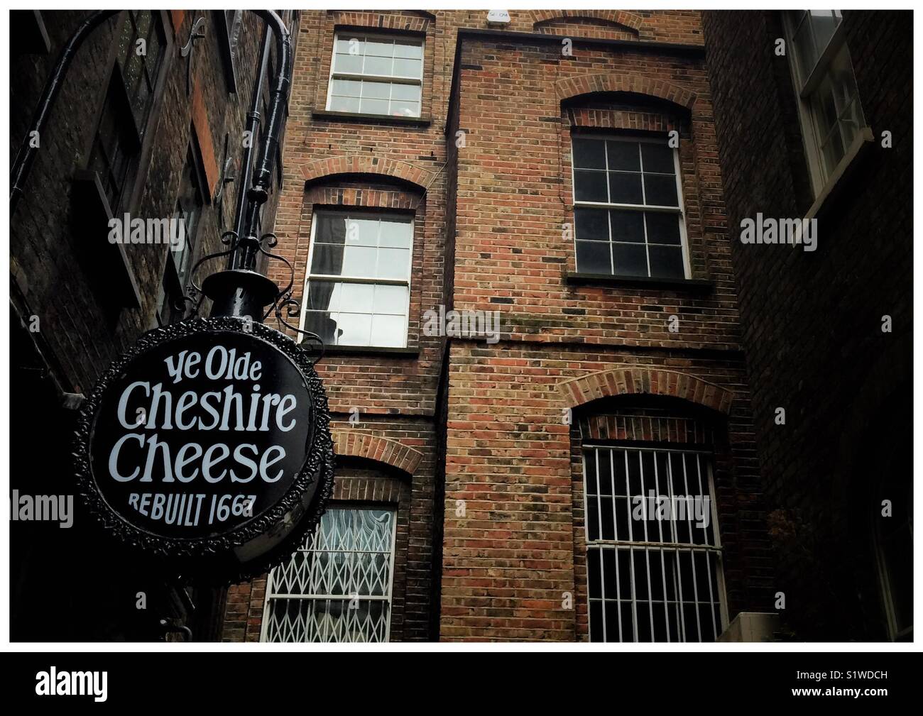 Brick pub hi-res stock photography and images - Alamy