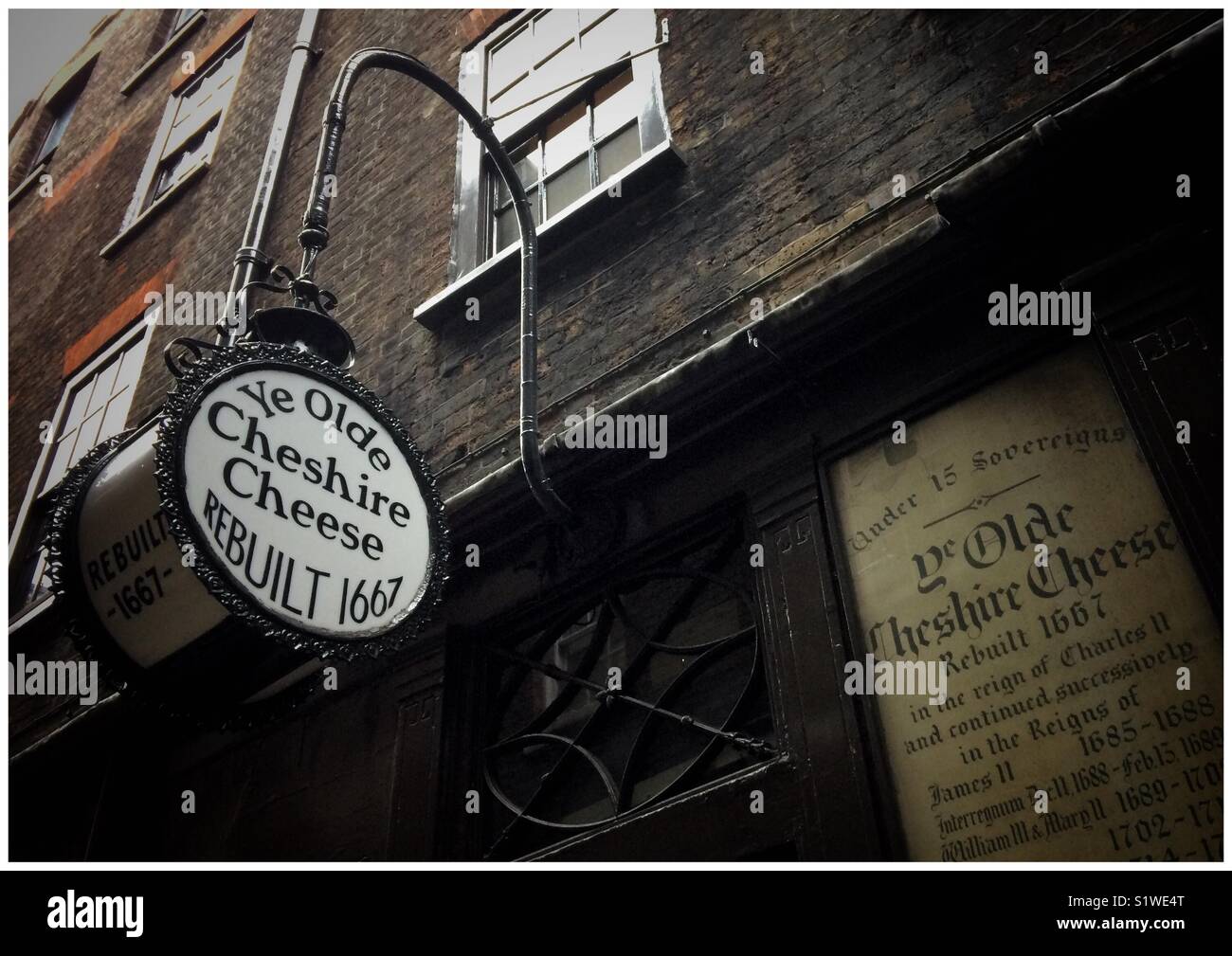 Traditional look pub hi-res stock photography and images - Alamy