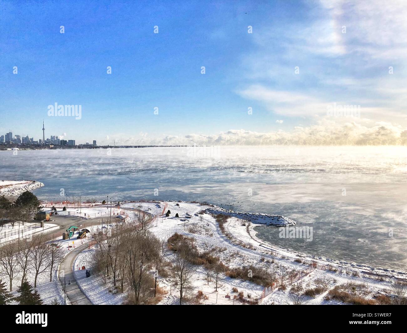 Frozen city skyline toronto hi-res stock photography and images - Alamy