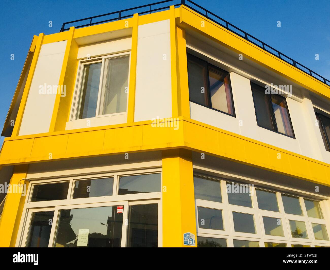 The yellow building hi-res stock photography and images - Alamy