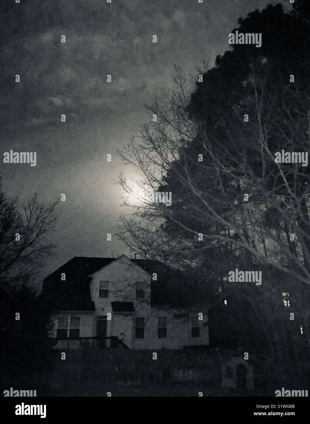 Eerie house hi-res stock photography and images - Alamy