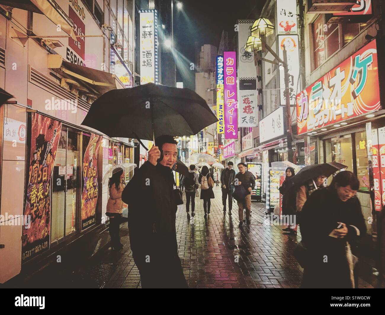Tokyo night street scene in the rain Stock Photo - Alamy