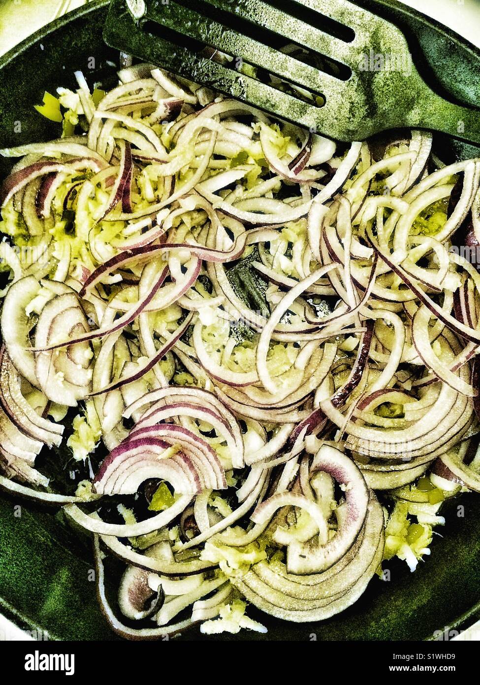 Red onions frying Stock Photo - Alamy