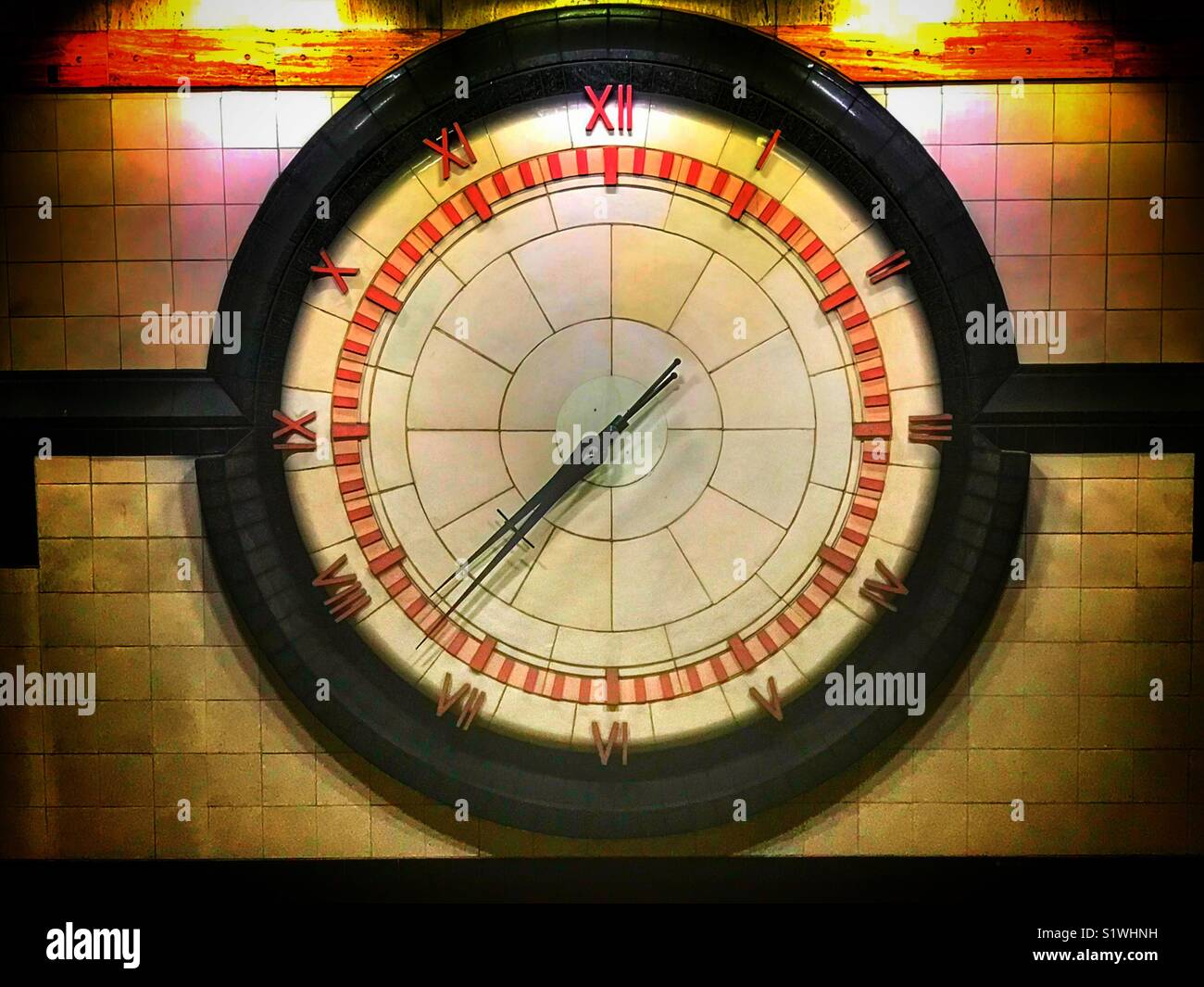 Bus clock hi-res stock photography and images - Alamy