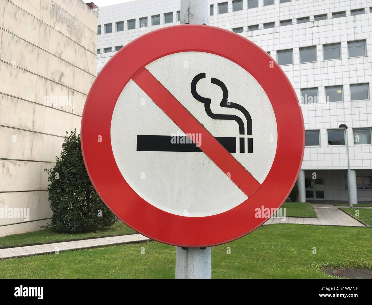 No smoking sign hospital hi-res stock photography and images - Alamy