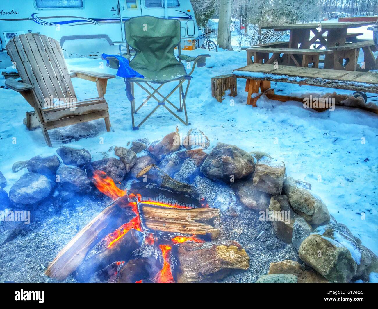 Campfire snow hi-res stock photography and images - Alamy