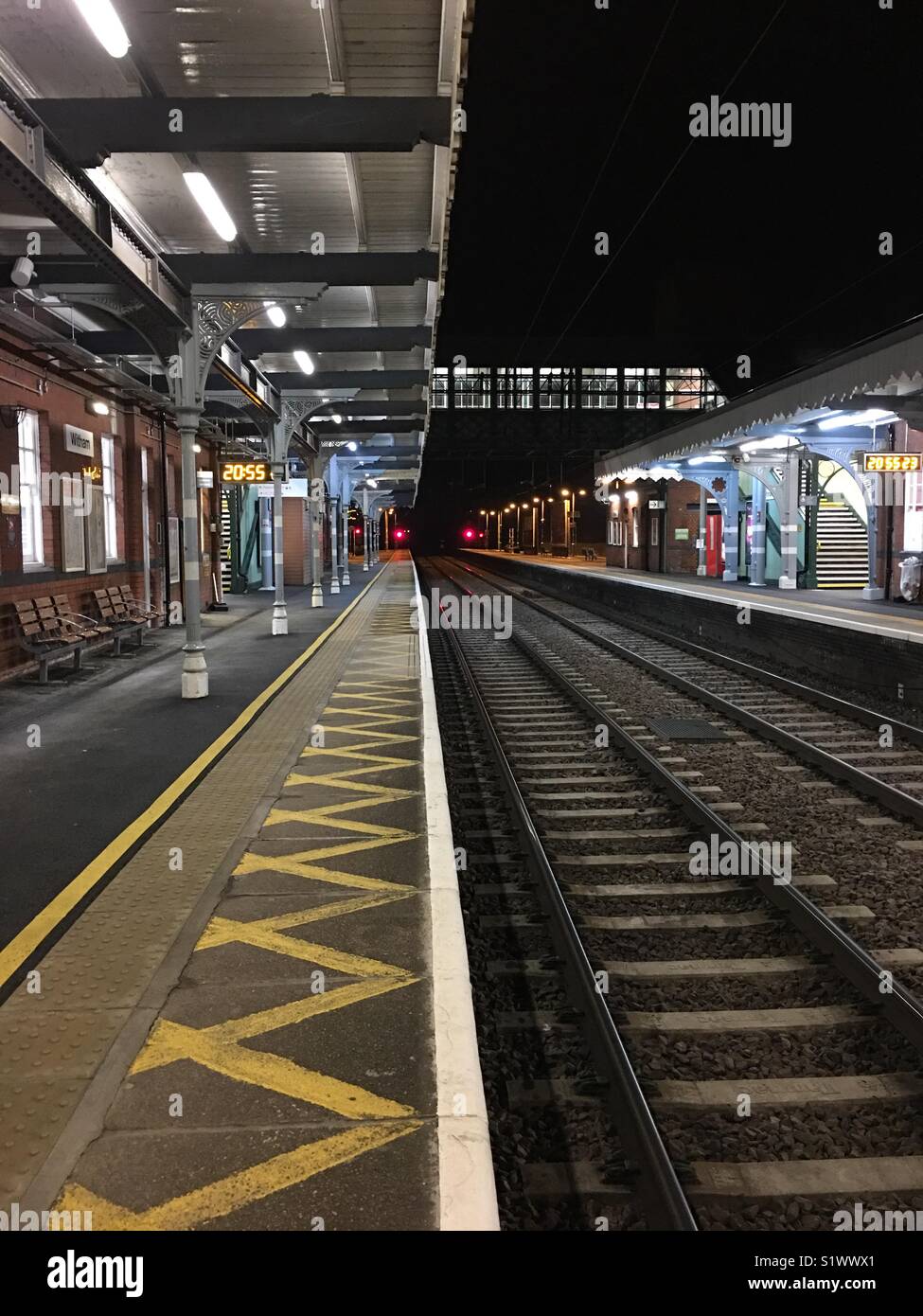 Train track platform hi-res stock photography and images - Alamy