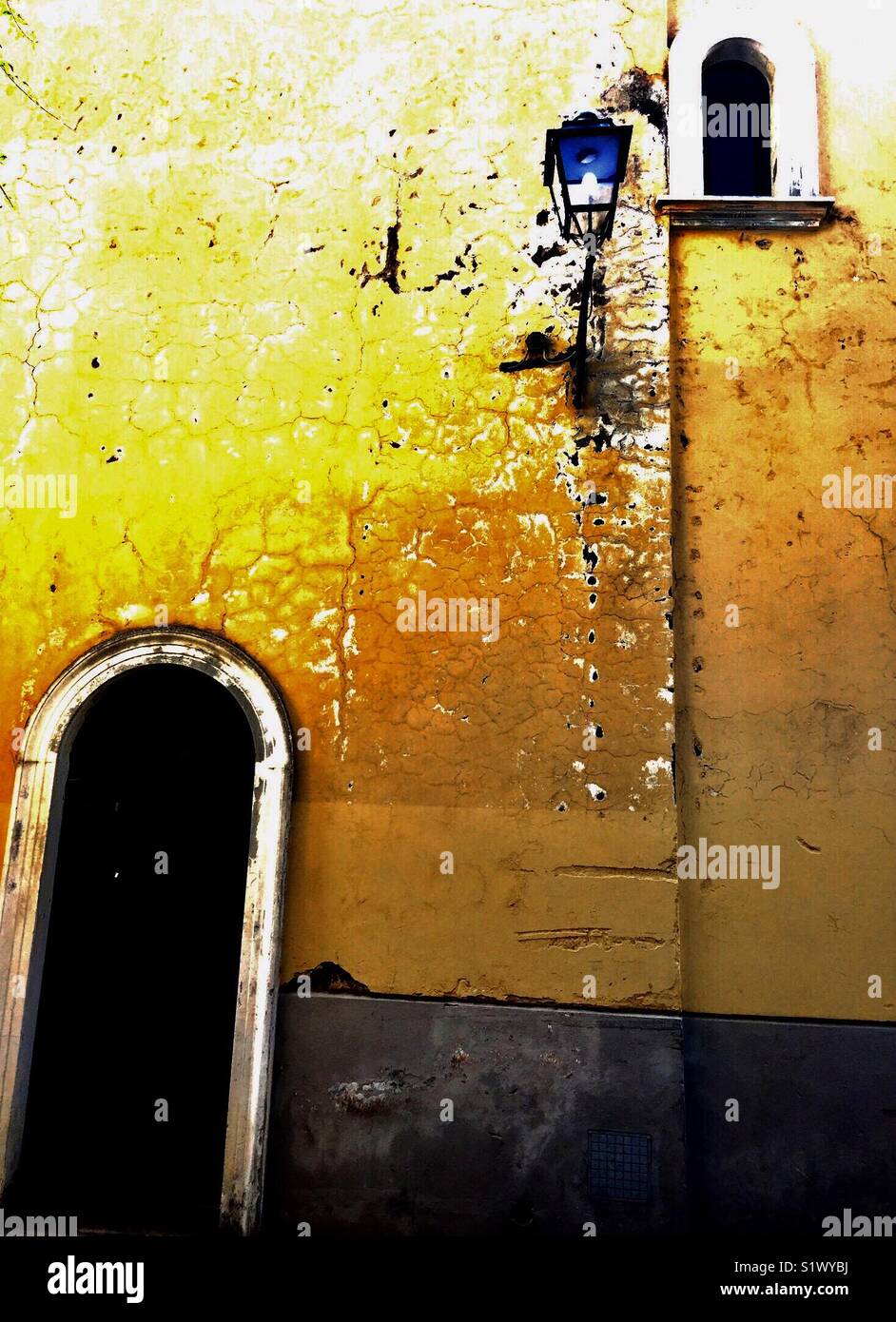 Gritty wall with door hi-res stock photography and images - Alamy