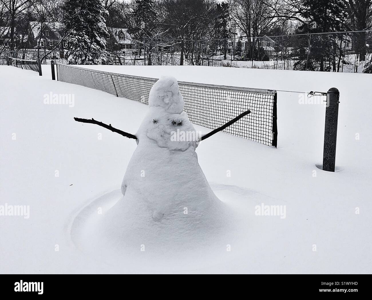 A snowman on a snowy tennis court Stock Photo - Alamy