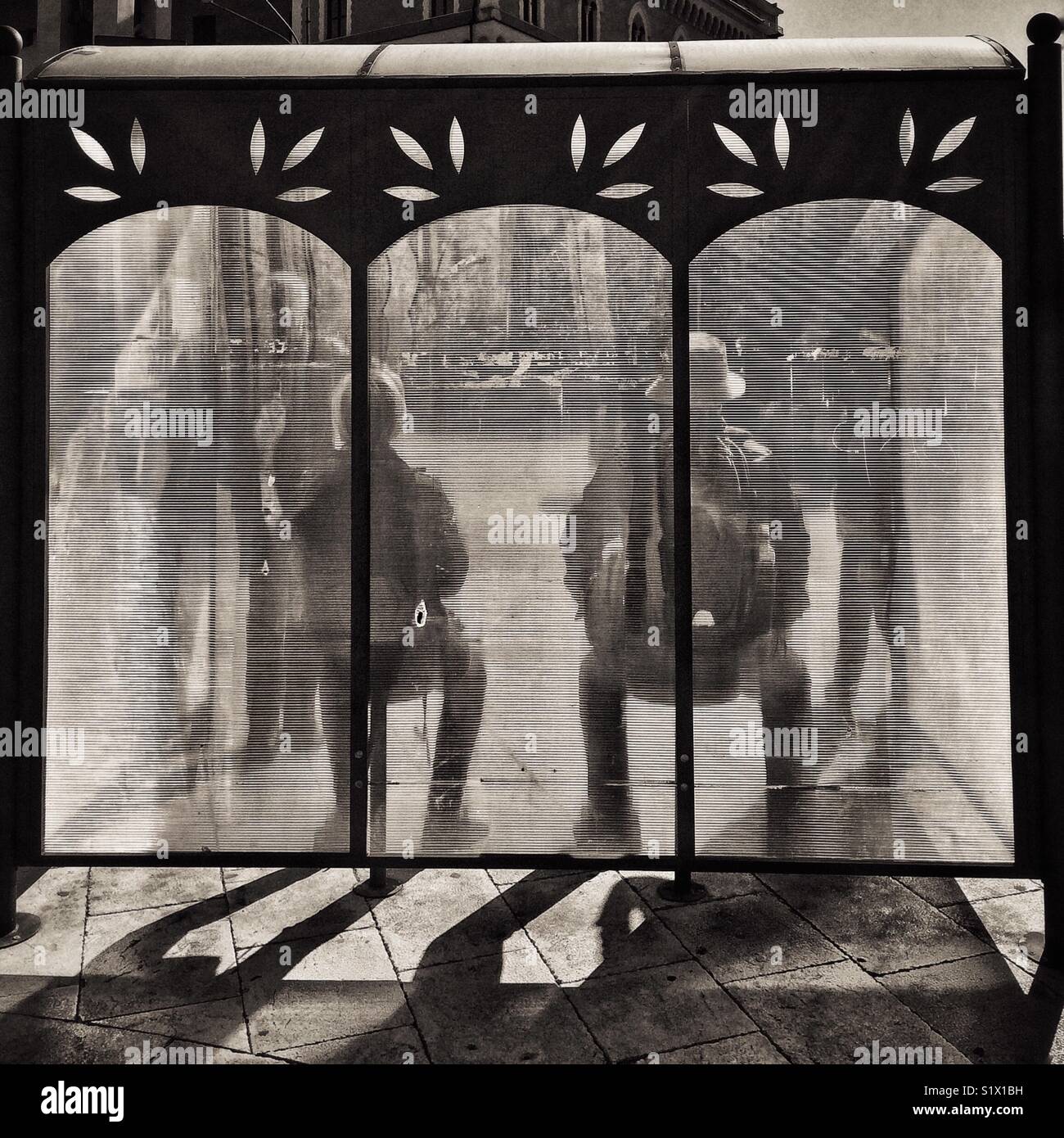 People waiting bus hi-res stock photography and images - Alamy