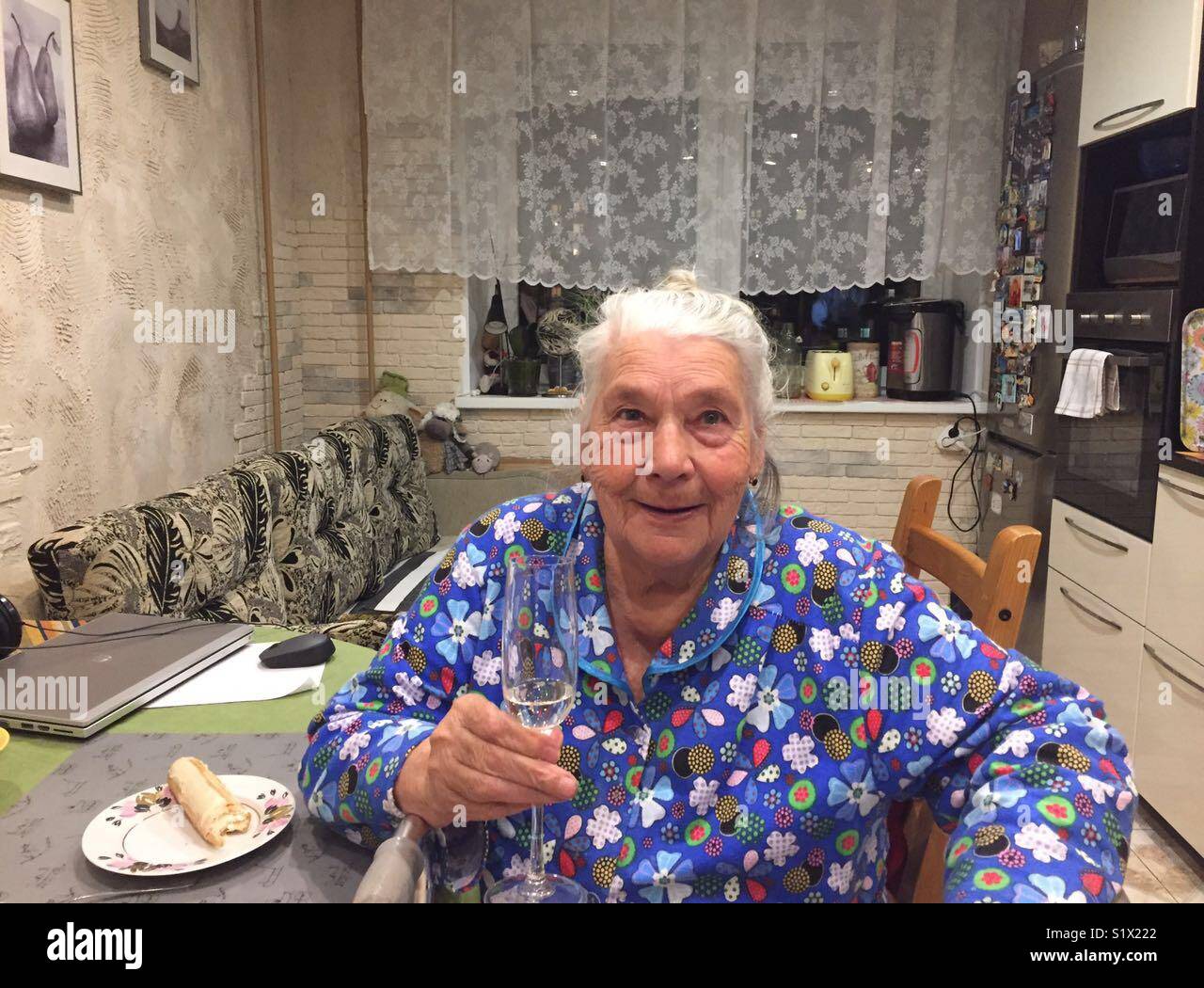 Babushka lady hi-res stock photography and images - Alamy