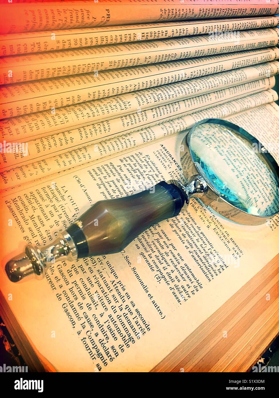 Book print magnifying glass hi-res stock photography and images - Alamy