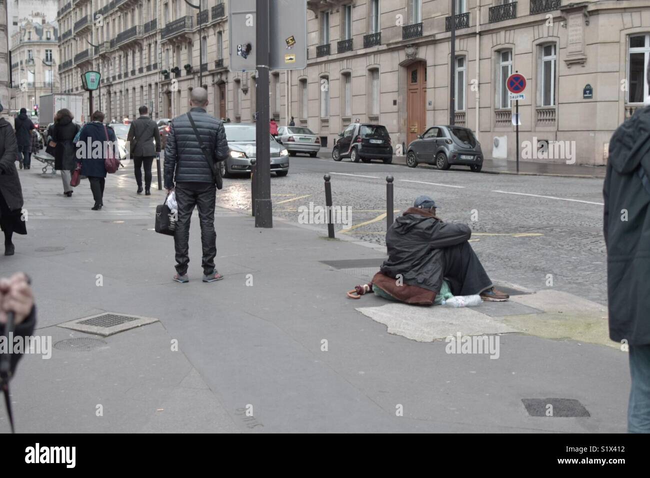 France paris homeless man sleeping hi-res stock photography and images ...