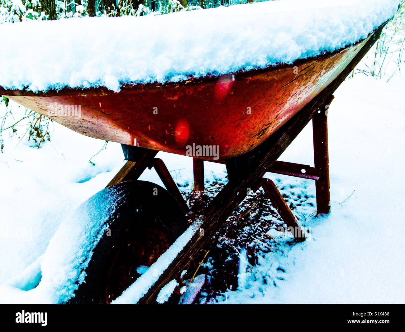 Red wheelbarrow hi-res stock photography and images - Alamy