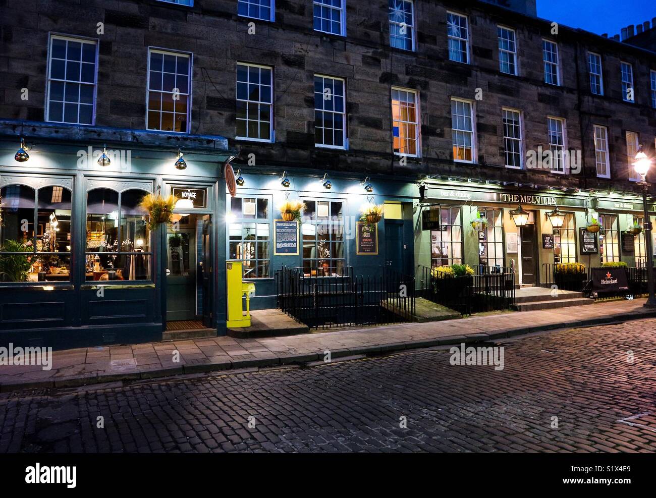 Edinburgh cobbled streets hi-res stock photography and images - Alamy