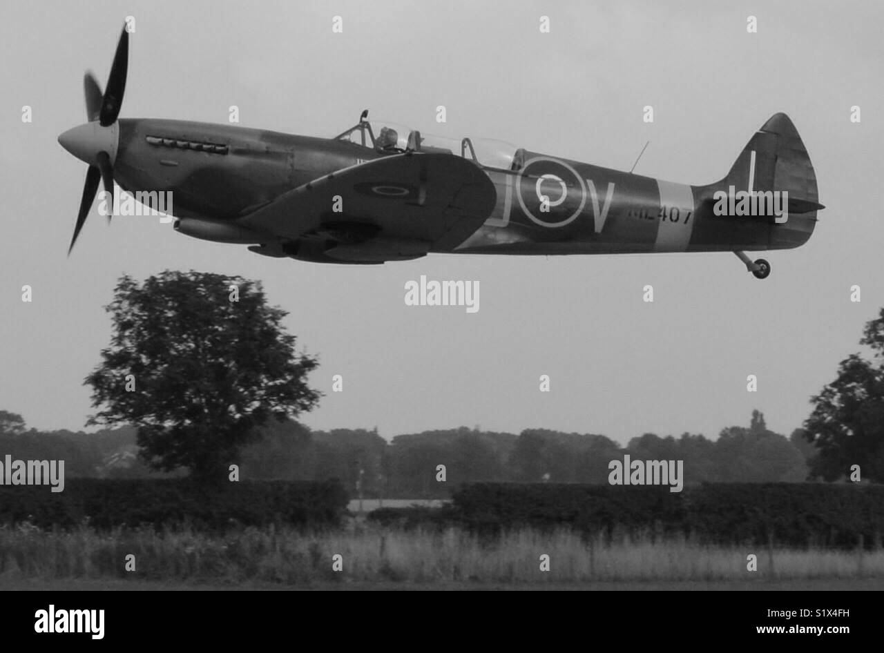 Spitfire plane black and white hi-res stock photography and images - Alamy