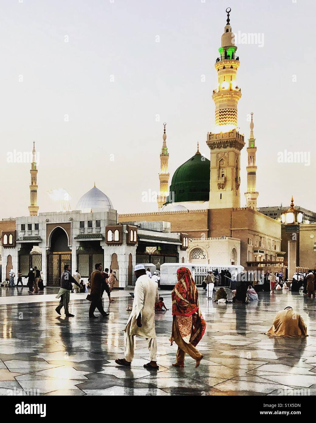 Madinah hi-res stock photography and images - Alamy